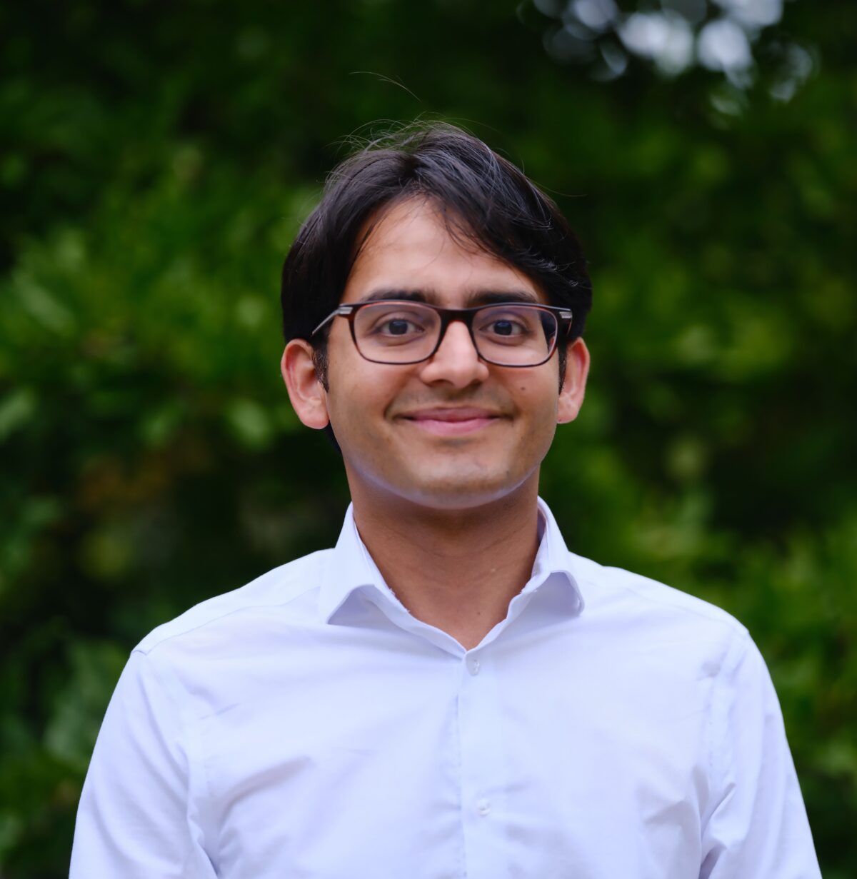 Velocity gradients key to explaining large-scale magnetic field ...